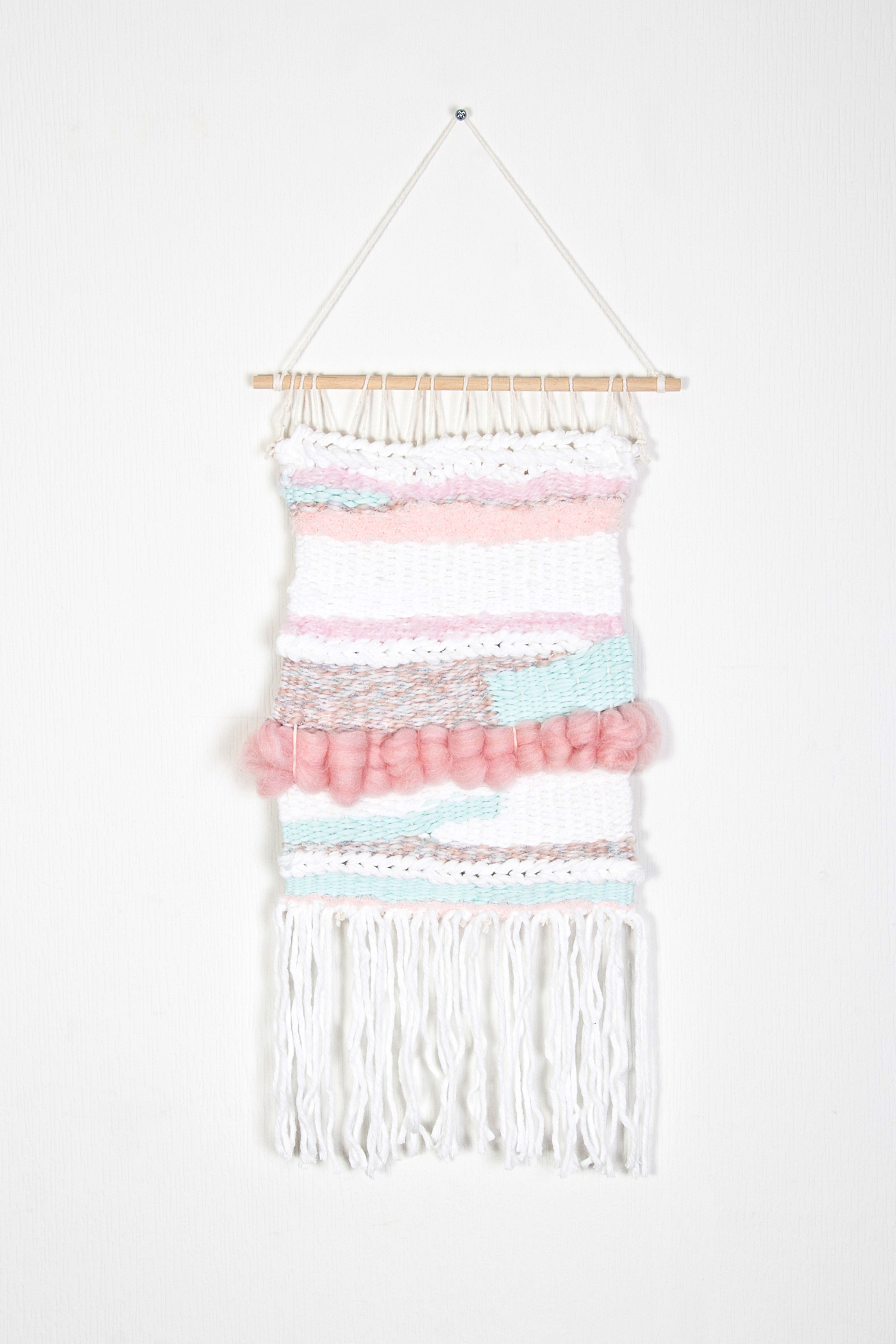 Tissage mural blanc rose tresses blanches - La Boite ateliers creatifs